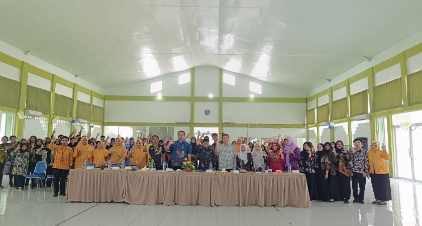 Launching produk TIGLUEF, Siswa – Siswi Smantig Belajar Enterpreneur ...